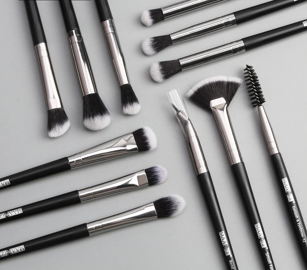Set of 12 Professional Make-Up Brushes – Sugar & Cotton